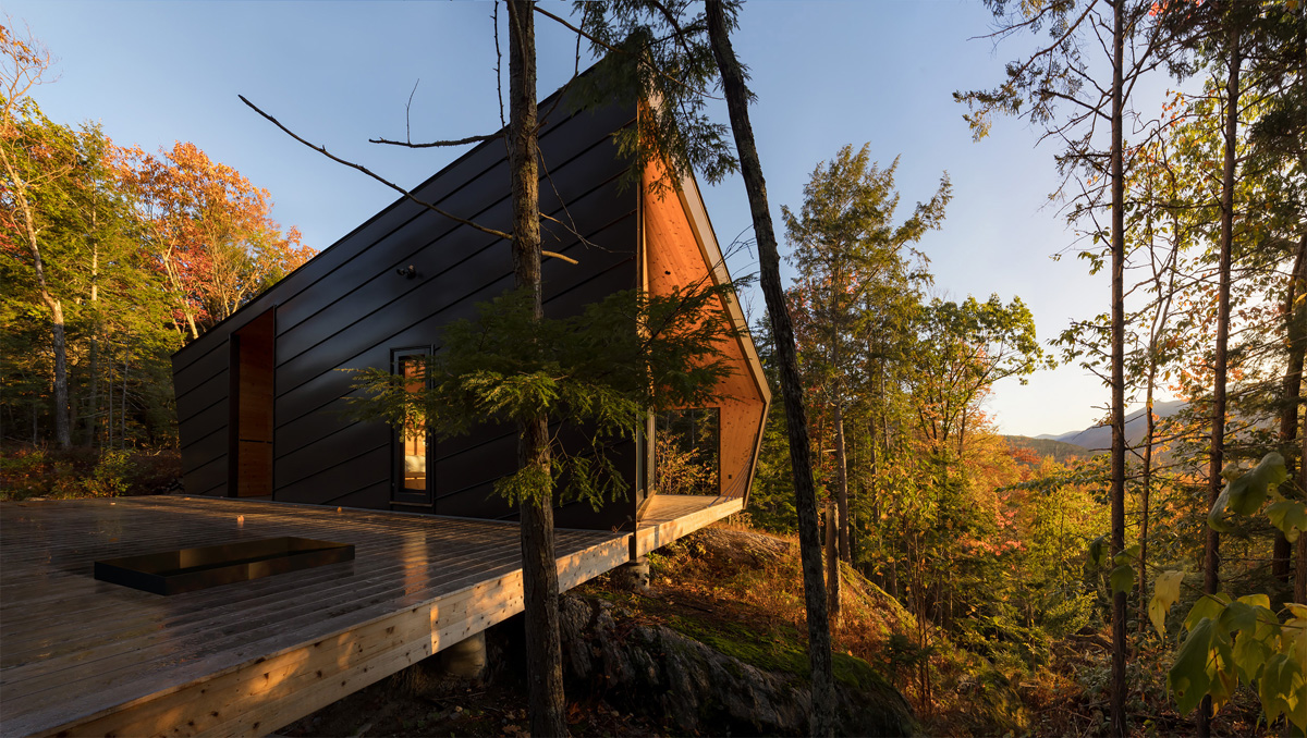 Cantilevered cabin on a slope. Prefabrication and complex geometries