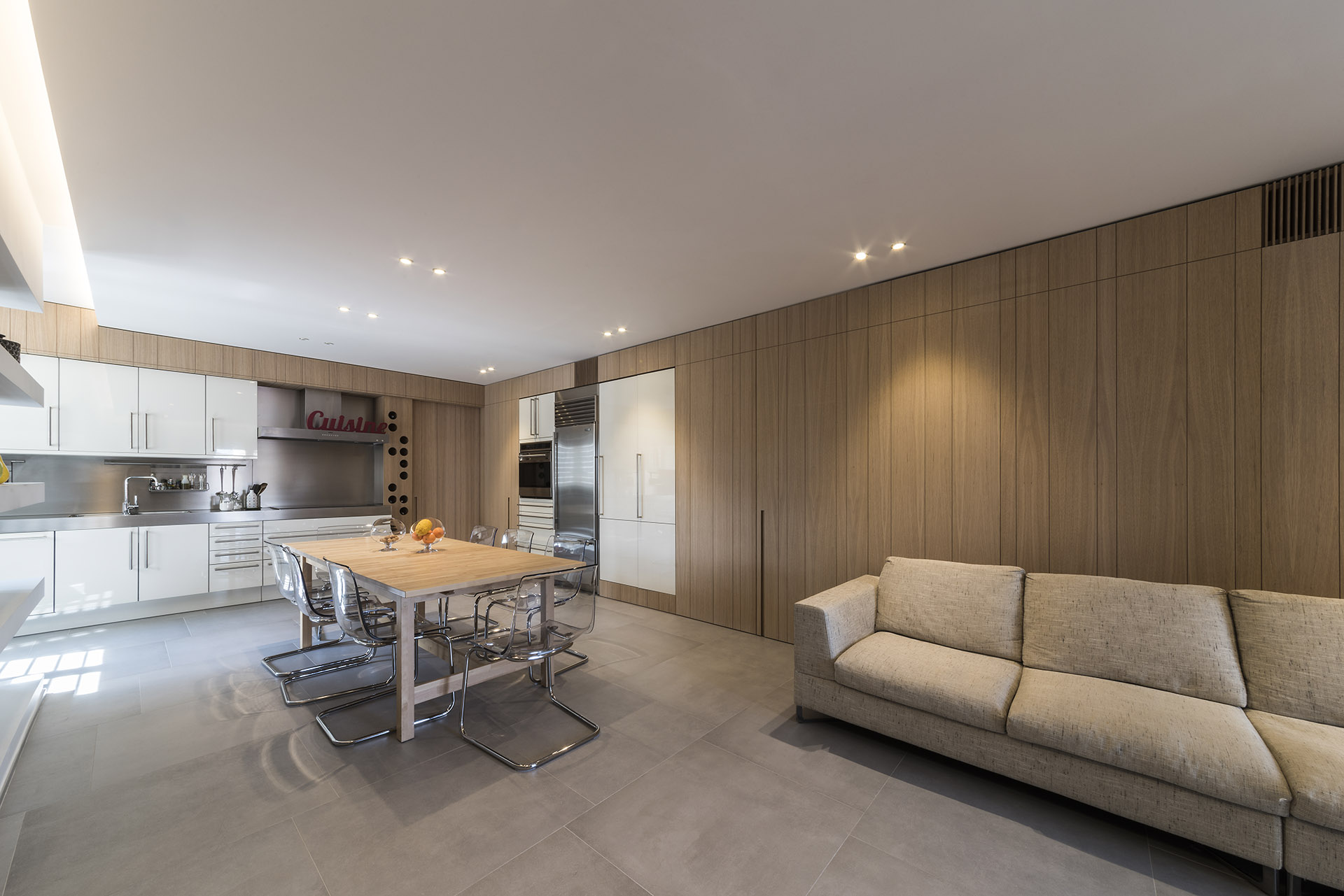 Bespoke paneling and optimized spaces: Contaminations, fine renovation of a family apartment in ...