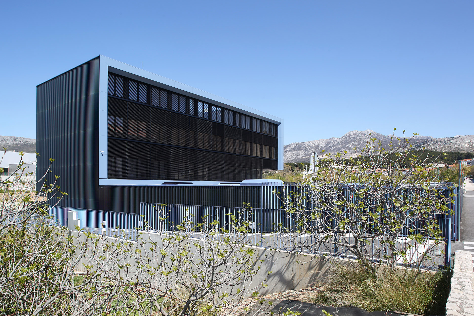 Priko Vode Elementary School and Kindergarten. An unusual mash-up of ...