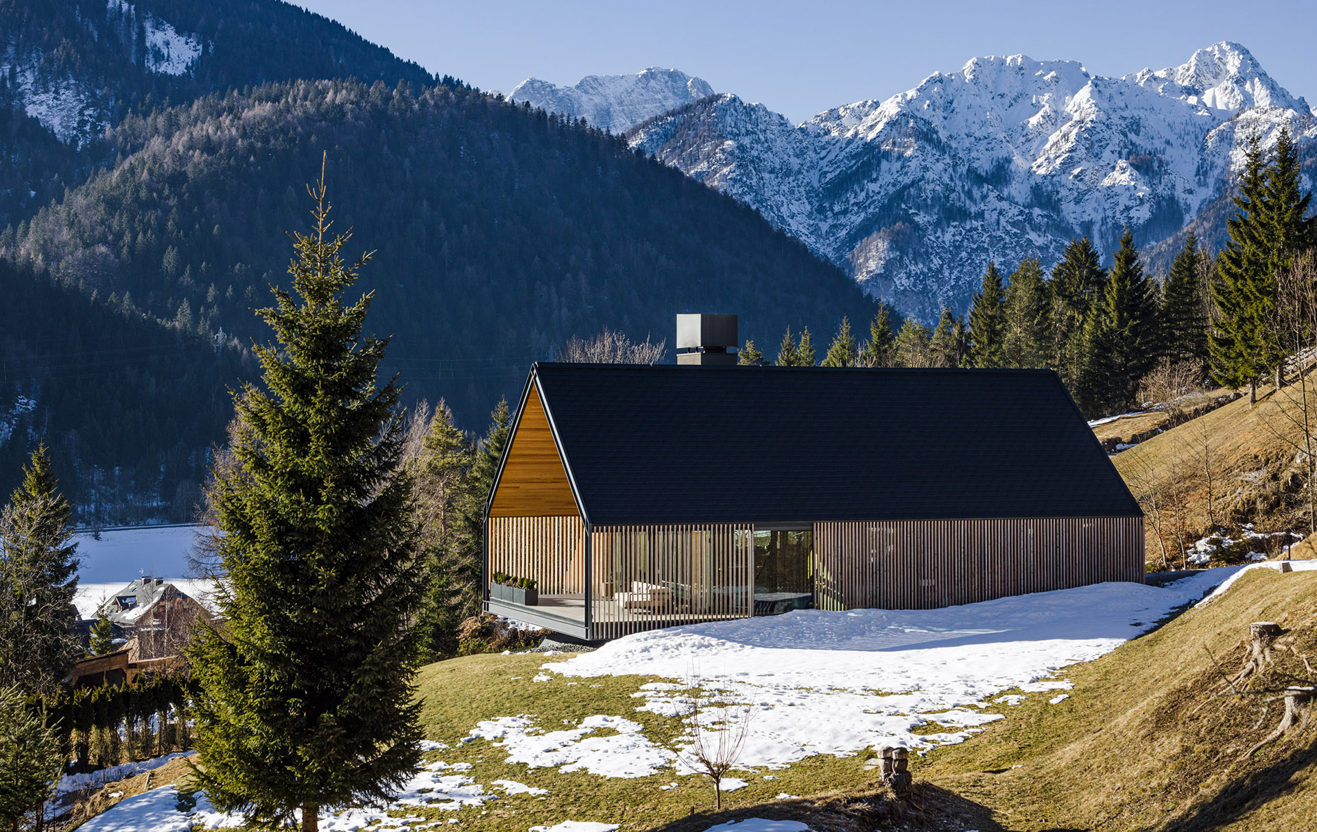 House in the Alps. Architecture helps to create an intense relationship ...