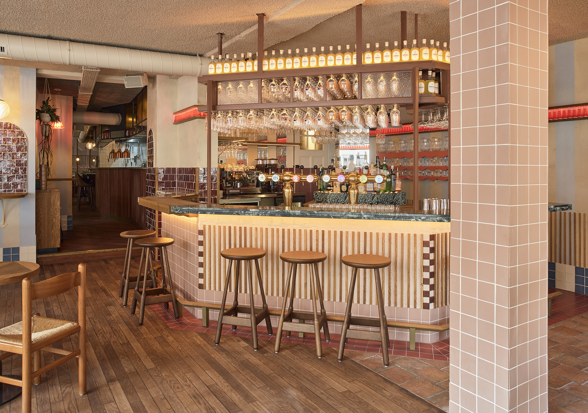 Volare: un restaurant moderne qui se remémore le passé tout en ...
