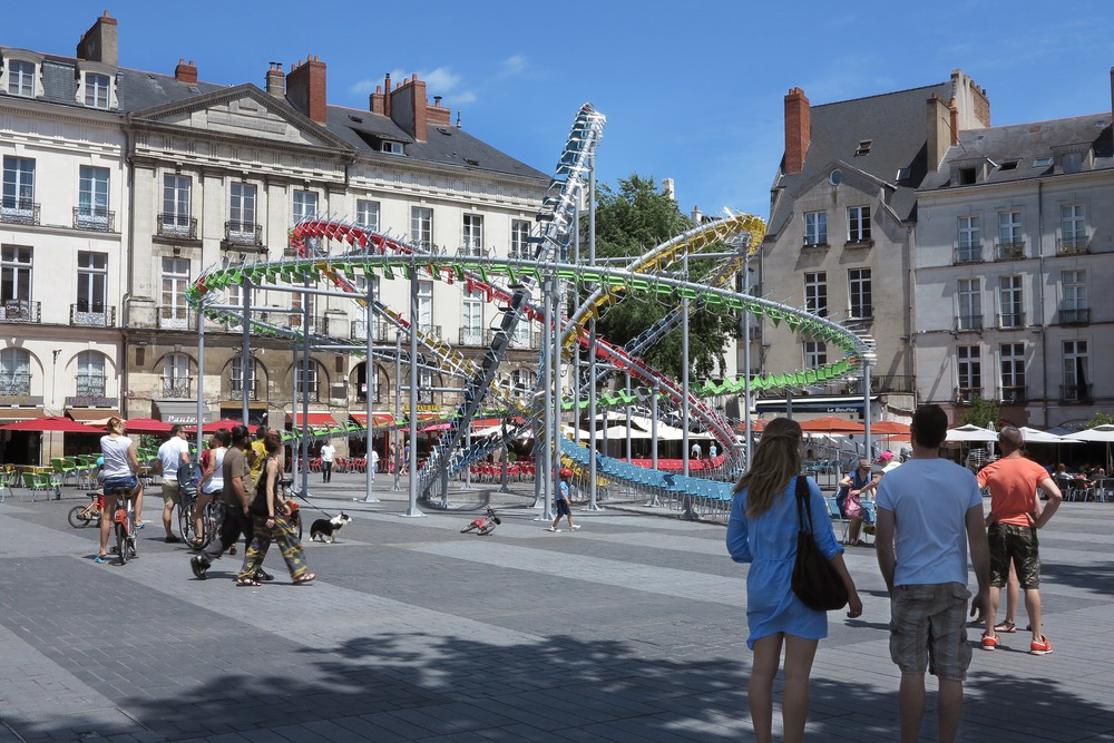 Installation at Nantes. The Aerial Sculpture overcomes gravity
