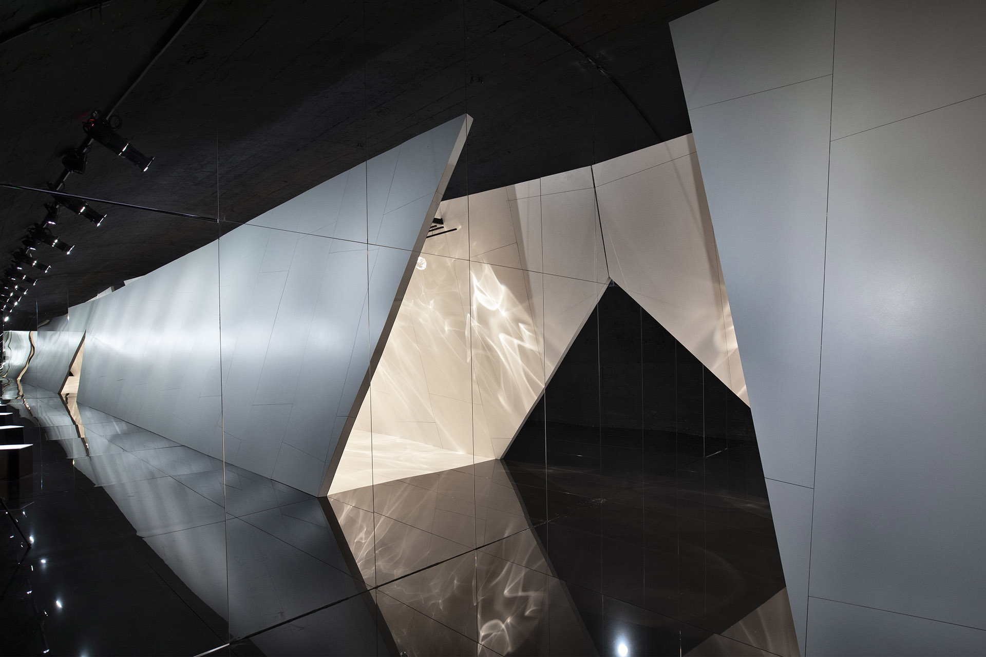 Architecture, light and matter. A spectacular clay installation with a ...