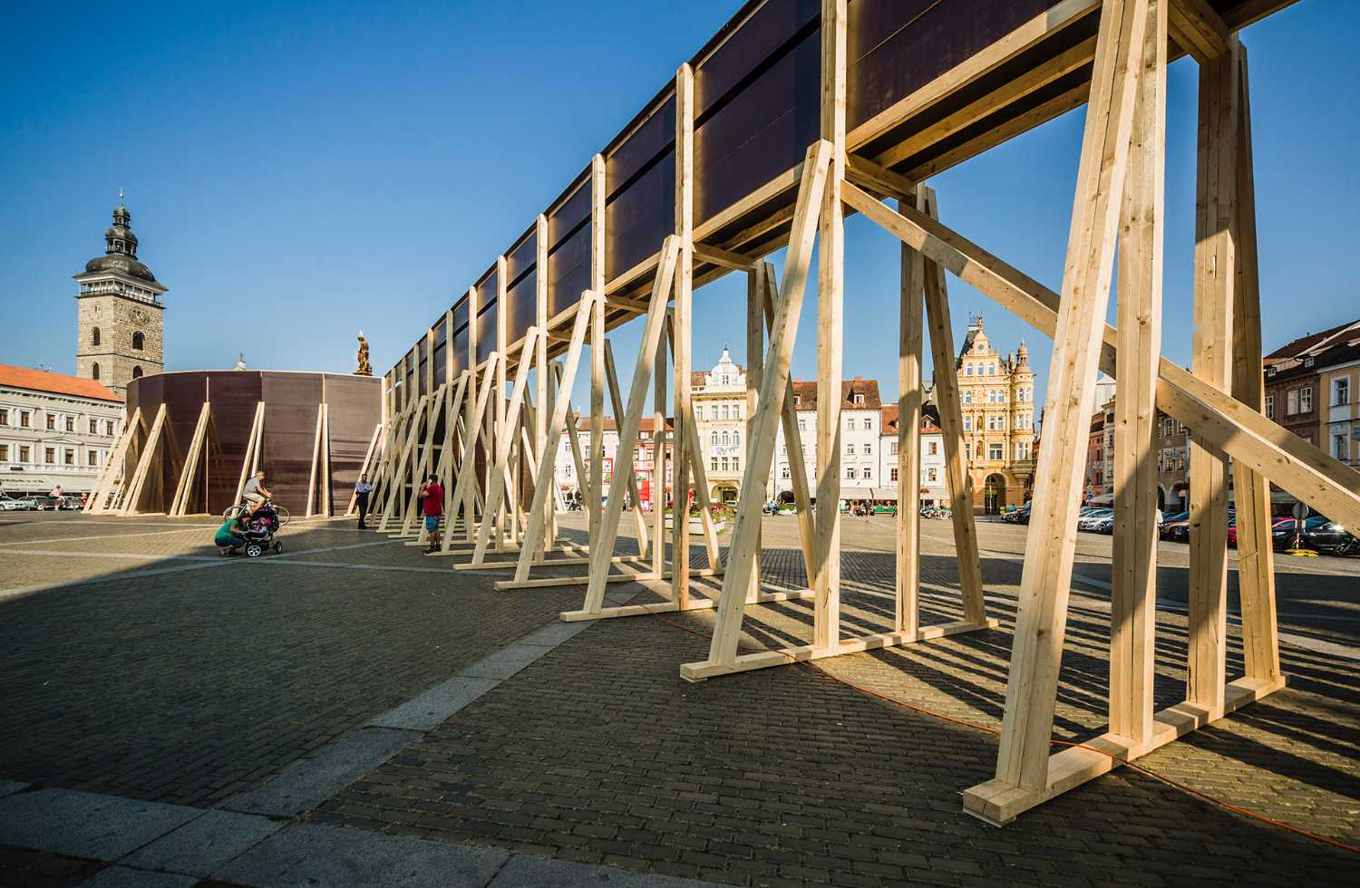 (Non-)Perception of art in our everyday life. A wooden structure brings ...