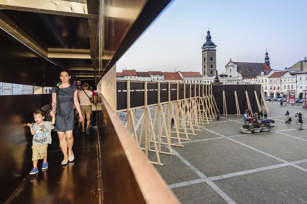 (Non-)Perception of art in our everyday life. A wooden structure brings ...