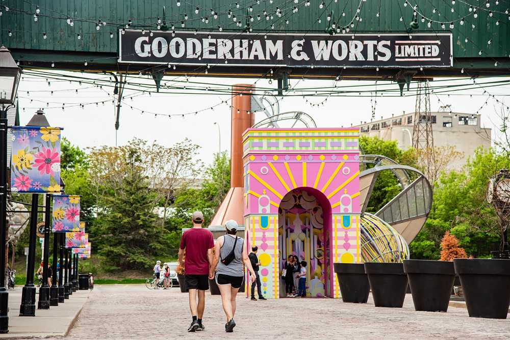 Arc de Blob. Una realidad física lúdica y colorida que interactúa con ...