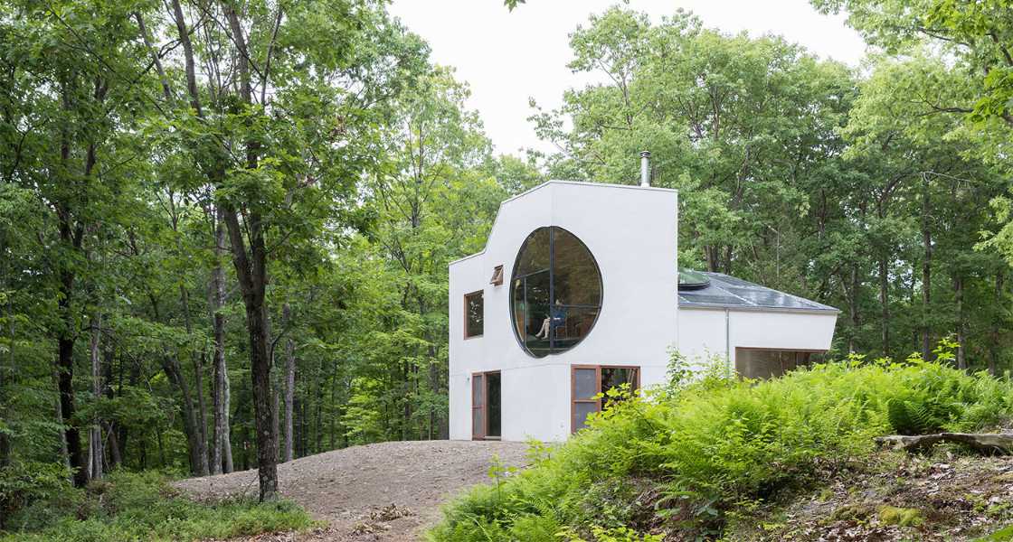 Experimental house in New York. Guest house located between ...