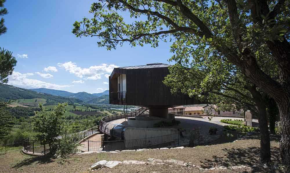 Rotating house in the province of Rimini. An experimental project made ...