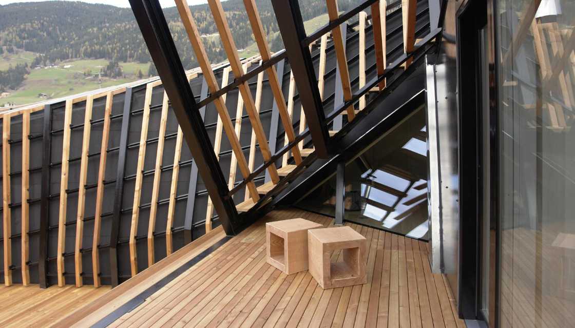 Expansion in Trentino. Steel and wood over-elevation