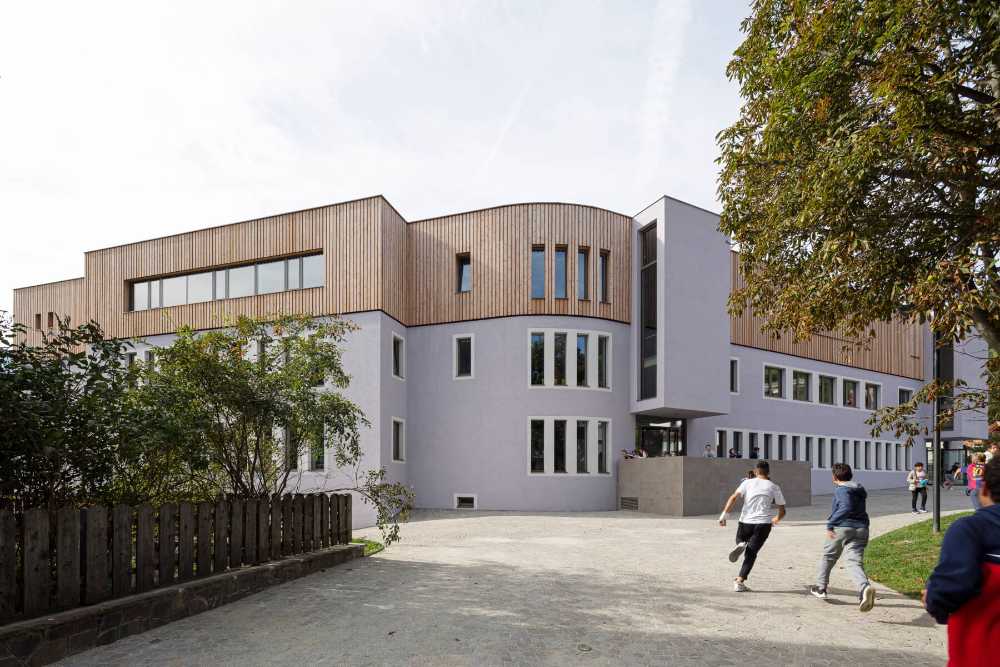 Ampliamento della scuola A. Langer. Il profumo del legno regala ...