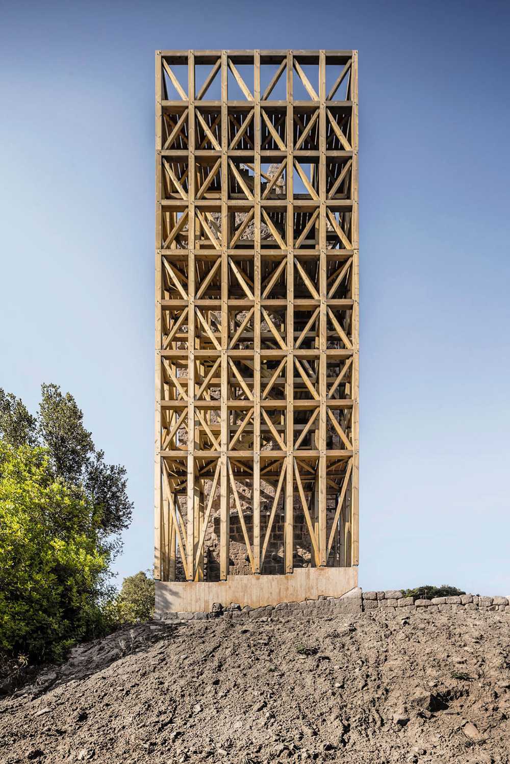 Torre de madera que sostiene un remanente medieval. Punto panorámico ...