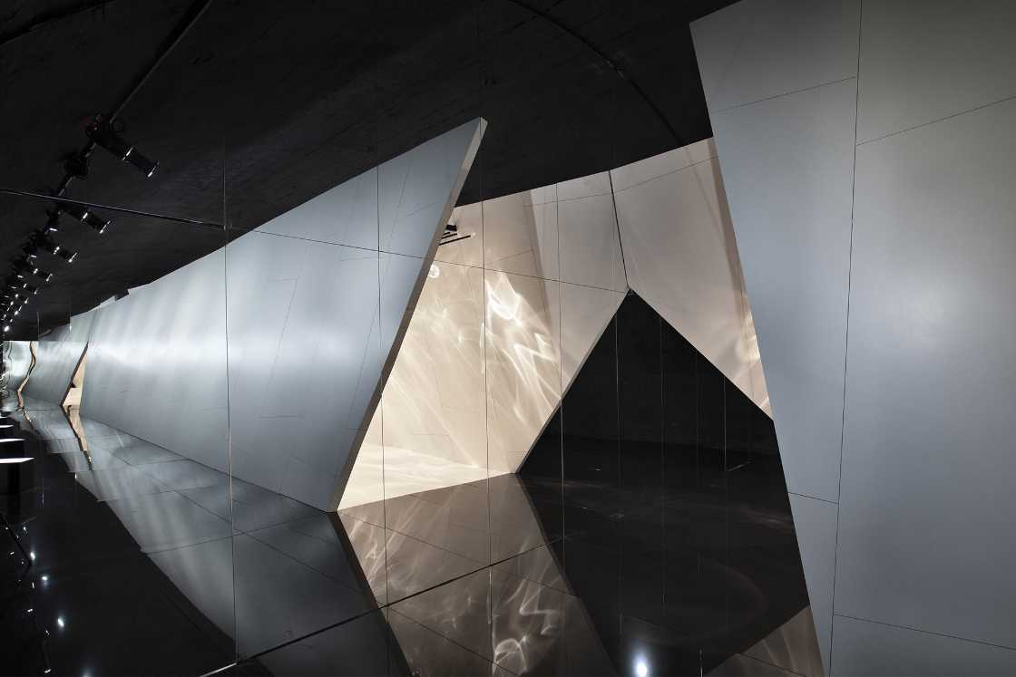 Architecture, light and matter. A spectacular clay installation with a ...