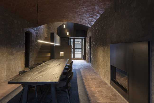 Casale rinato con l'aggiunta di una scuderia. Design minimalista ...