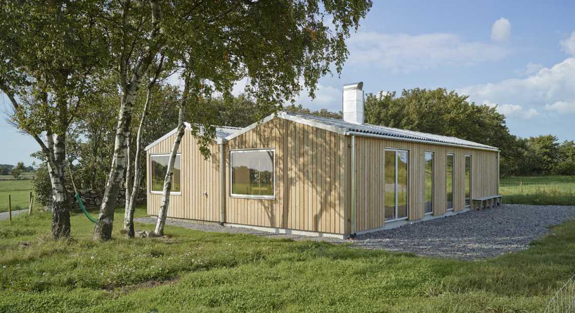 A Cabin from the '60s is renovated. Larch cladding and aluminium profiles